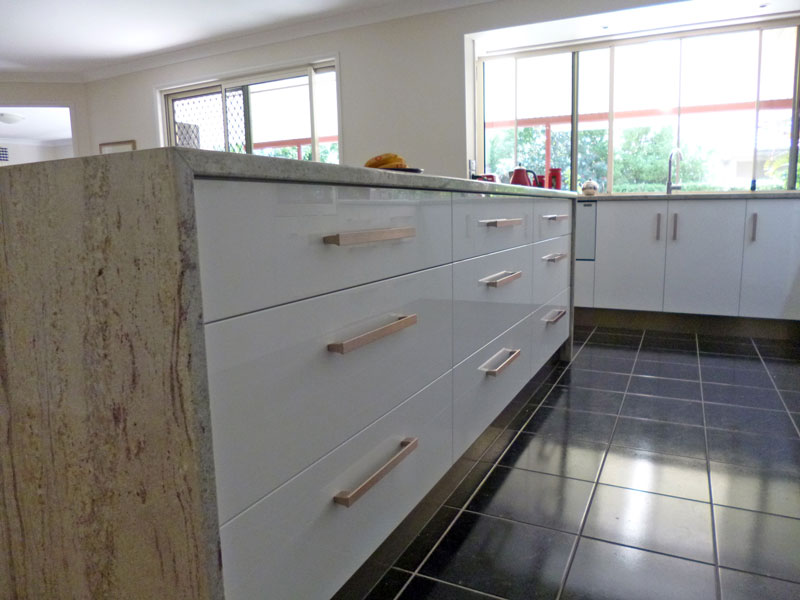 Granite benchtops and bold glass splashback